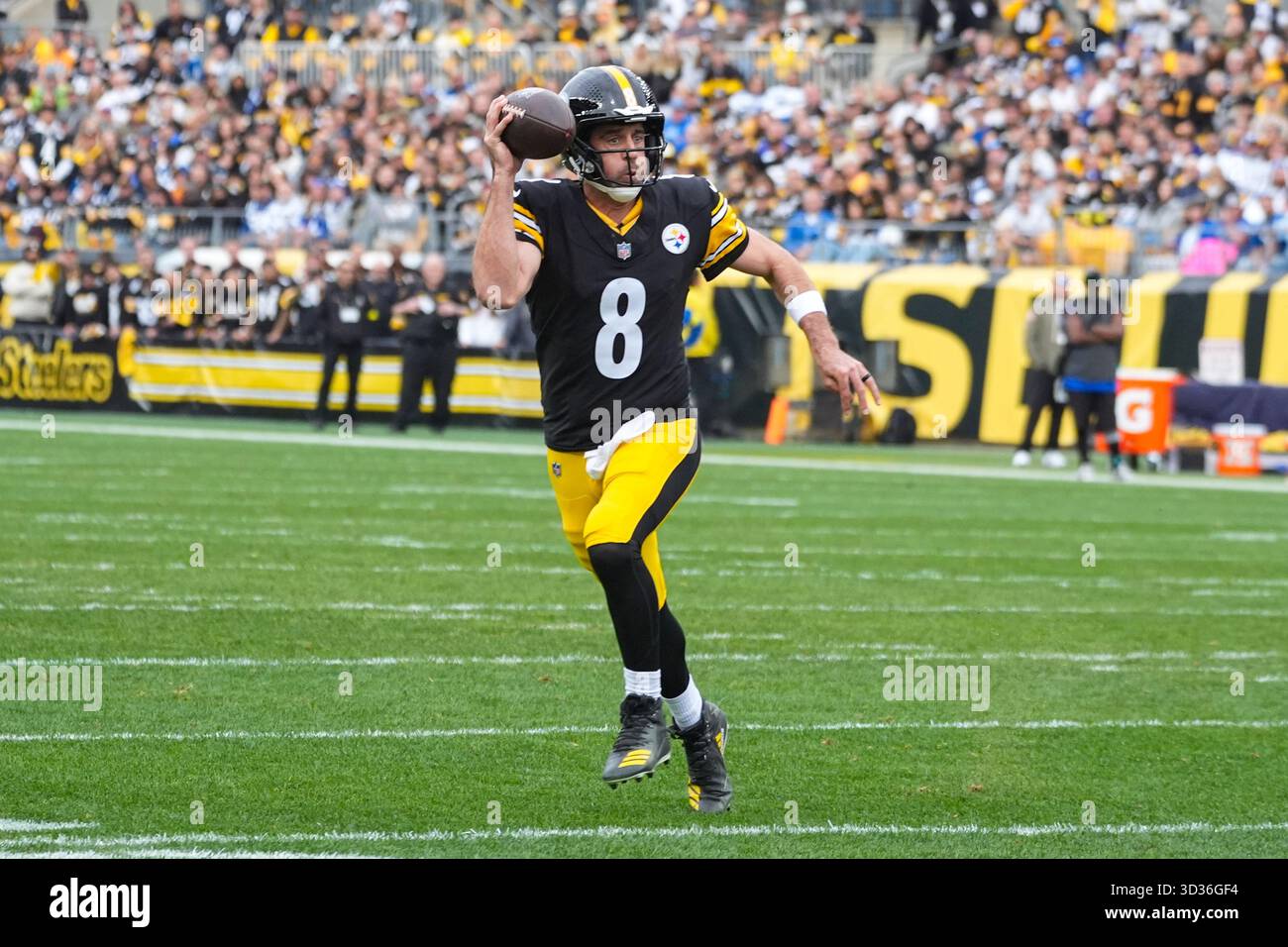 Pittsburgh Steelers quarterback Aaron Rodgers (8) throws against the ...