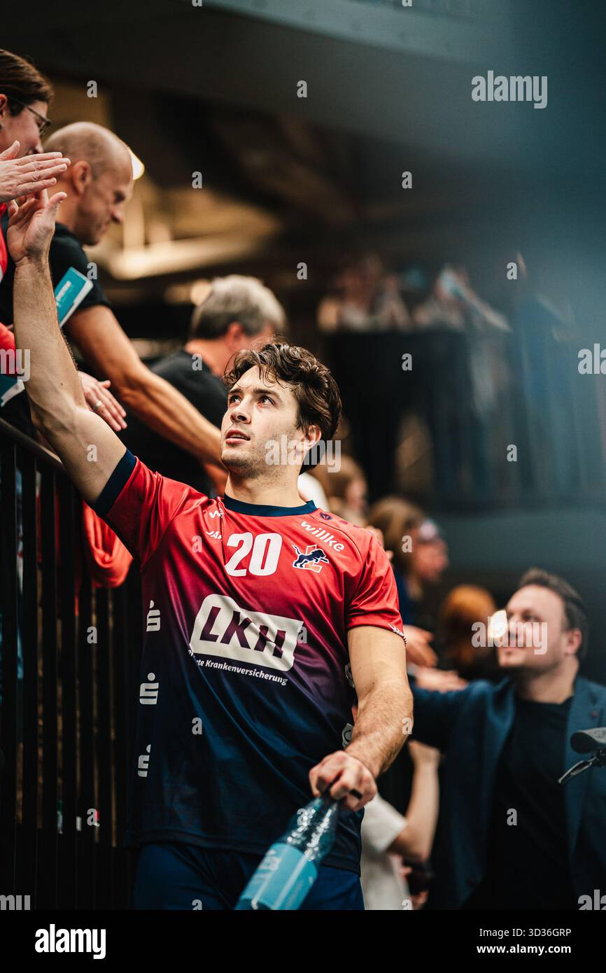 Ethan Champlin (SVG Lüneburg, 20) klatscht mit den Fans [supporters] ab ...