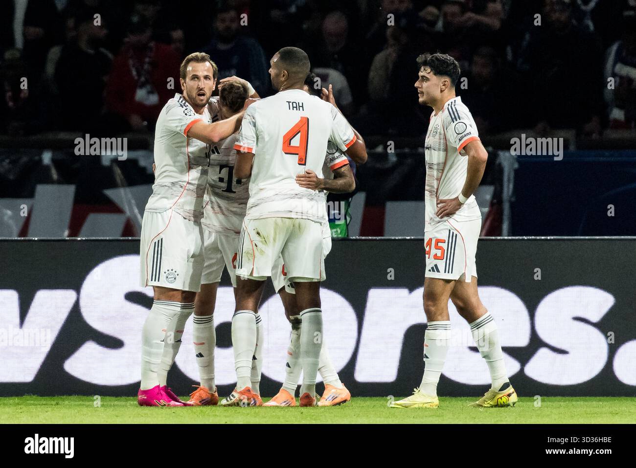 Celebration for the 2:0 by Luis Diaz (FC FC Bayern Munich, 14), goal ...