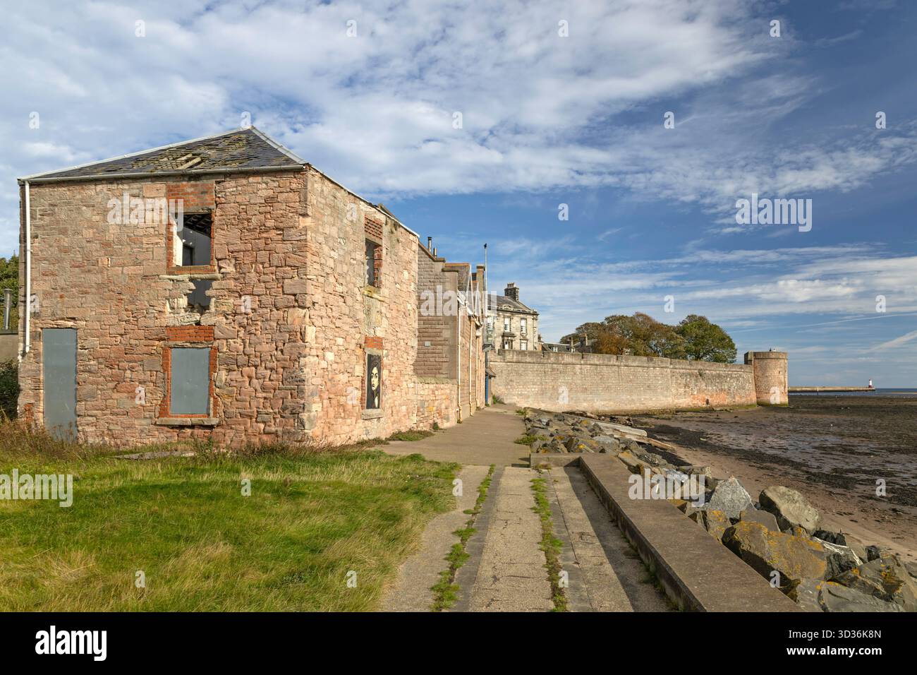Berwick upon tweed castle walls hi-res stock photography and images - Alamy