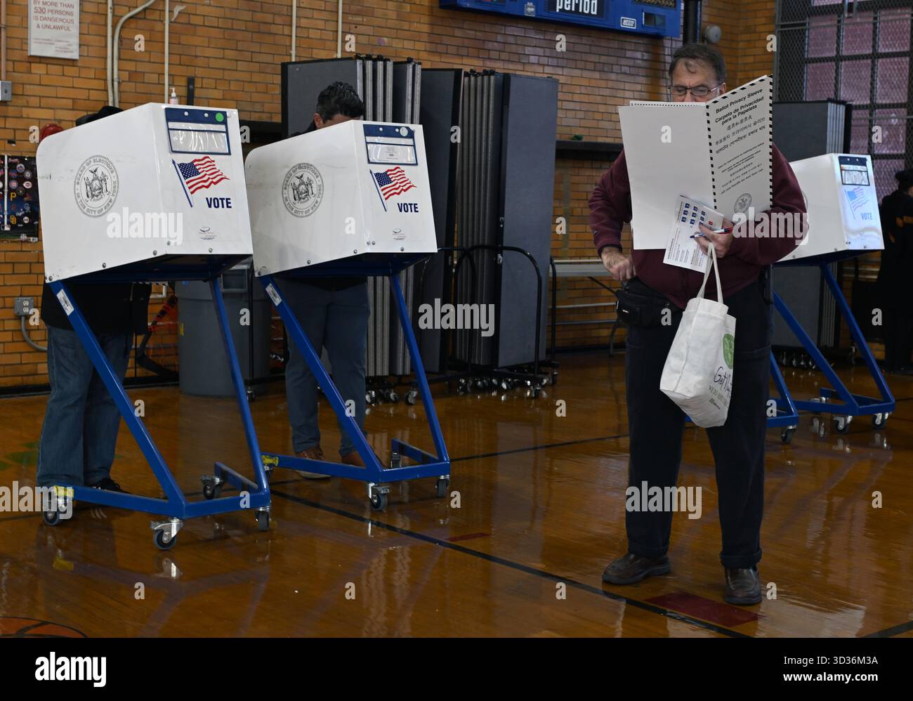 Photo by: Andrea Renault/STAR MAX/IPx 2025 11/4/25 New Yorkers come out ...