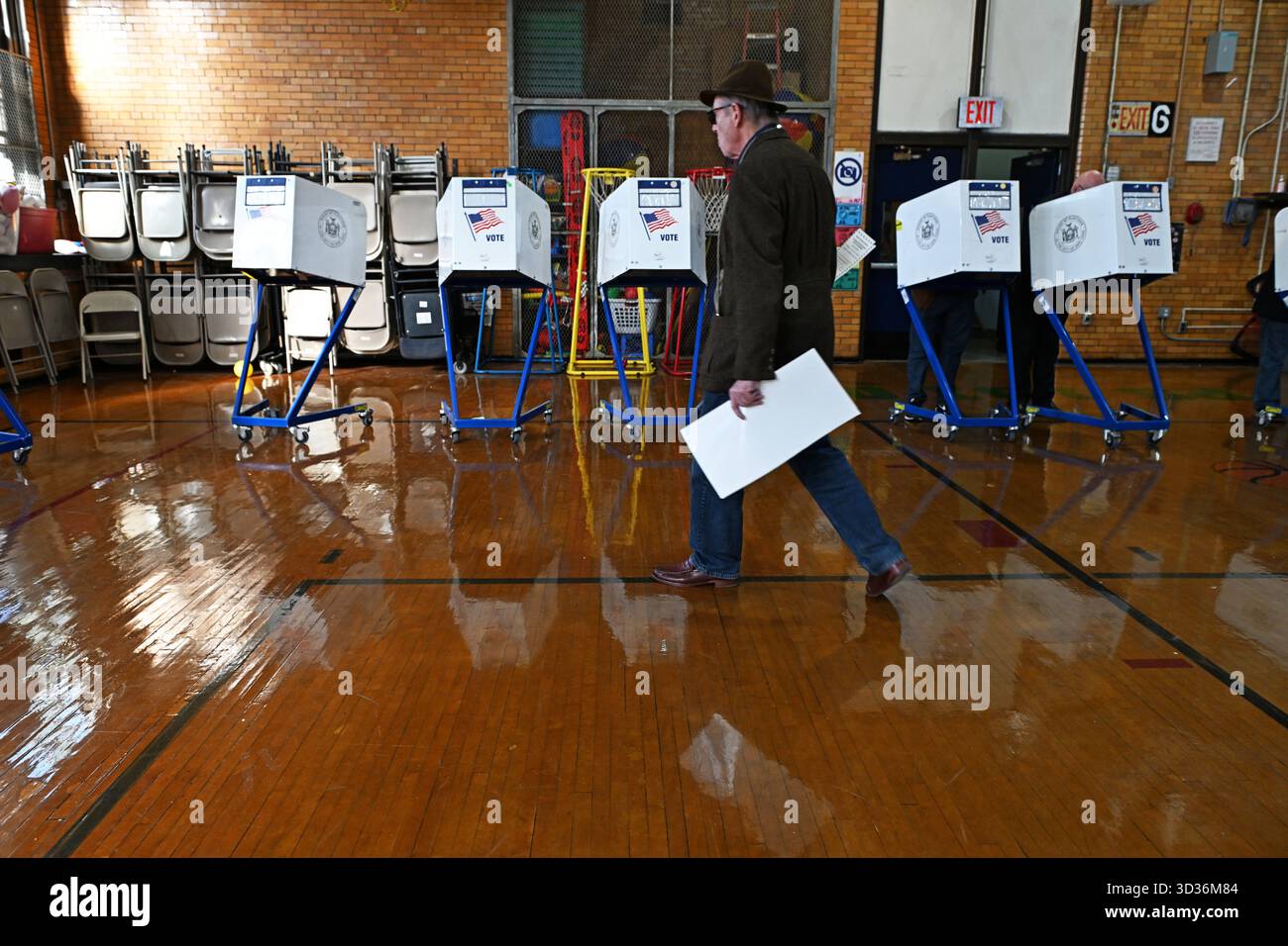 Photo by: Andrea Renault/STAR MAX/IPx 2025 11/4/25 New Yorkers come out ...