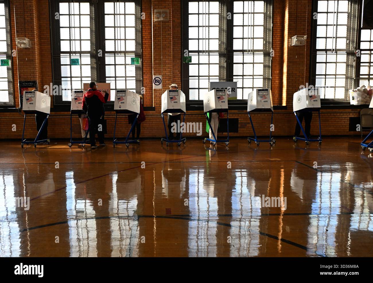 Photo by: Andrea Renault/STAR MAX/IPx 2025 11/4/25 New Yorkers come out ...