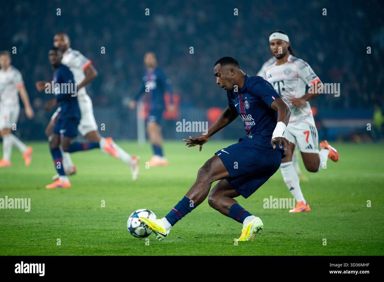 Willian Pacho (Paris Saint Germain, #51) am Ball, GER, Paris Saint ...