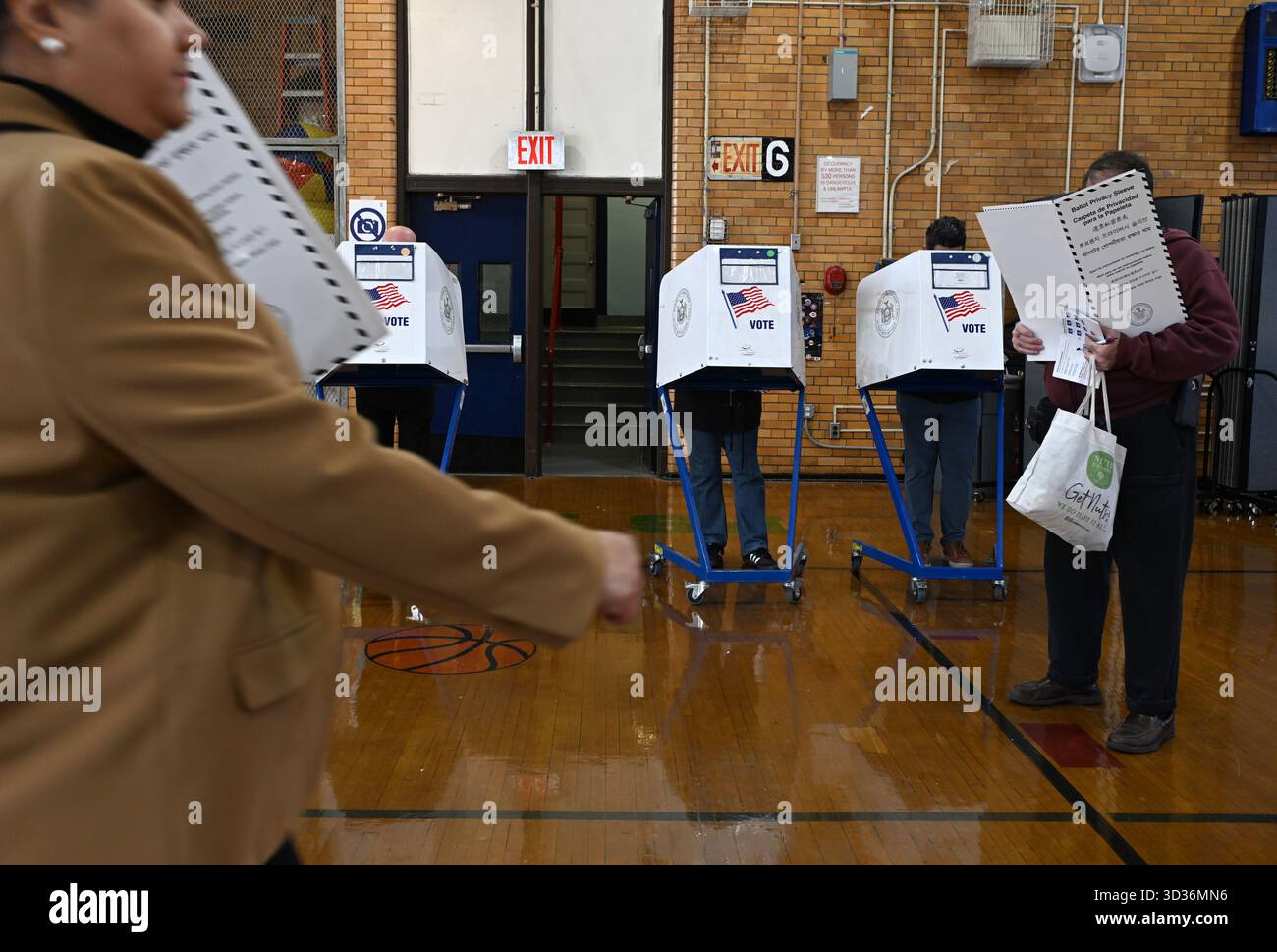 Photo by: Andrea Renault/STAR MAX/IPx 2025 11/4/25 New Yorkers come out ...