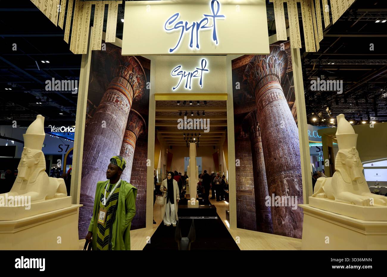 (251104) -- LONDON, Nov. 4, 2025 (Xinhua) -- People visit the booth of ...