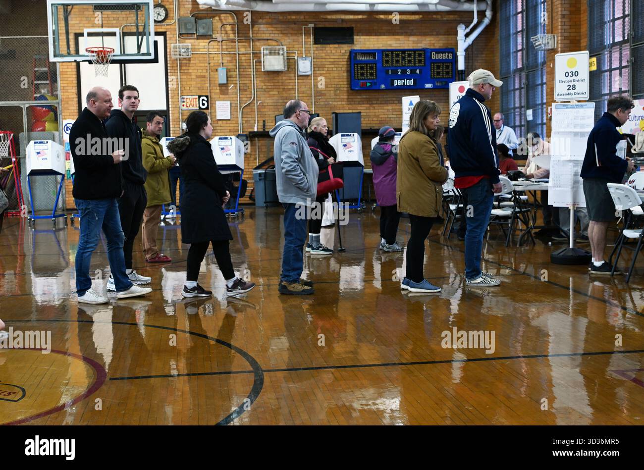 Photo by: Andrea Renault/STAR MAX/IPx 2025 11/4/25 New Yorkers come out ...