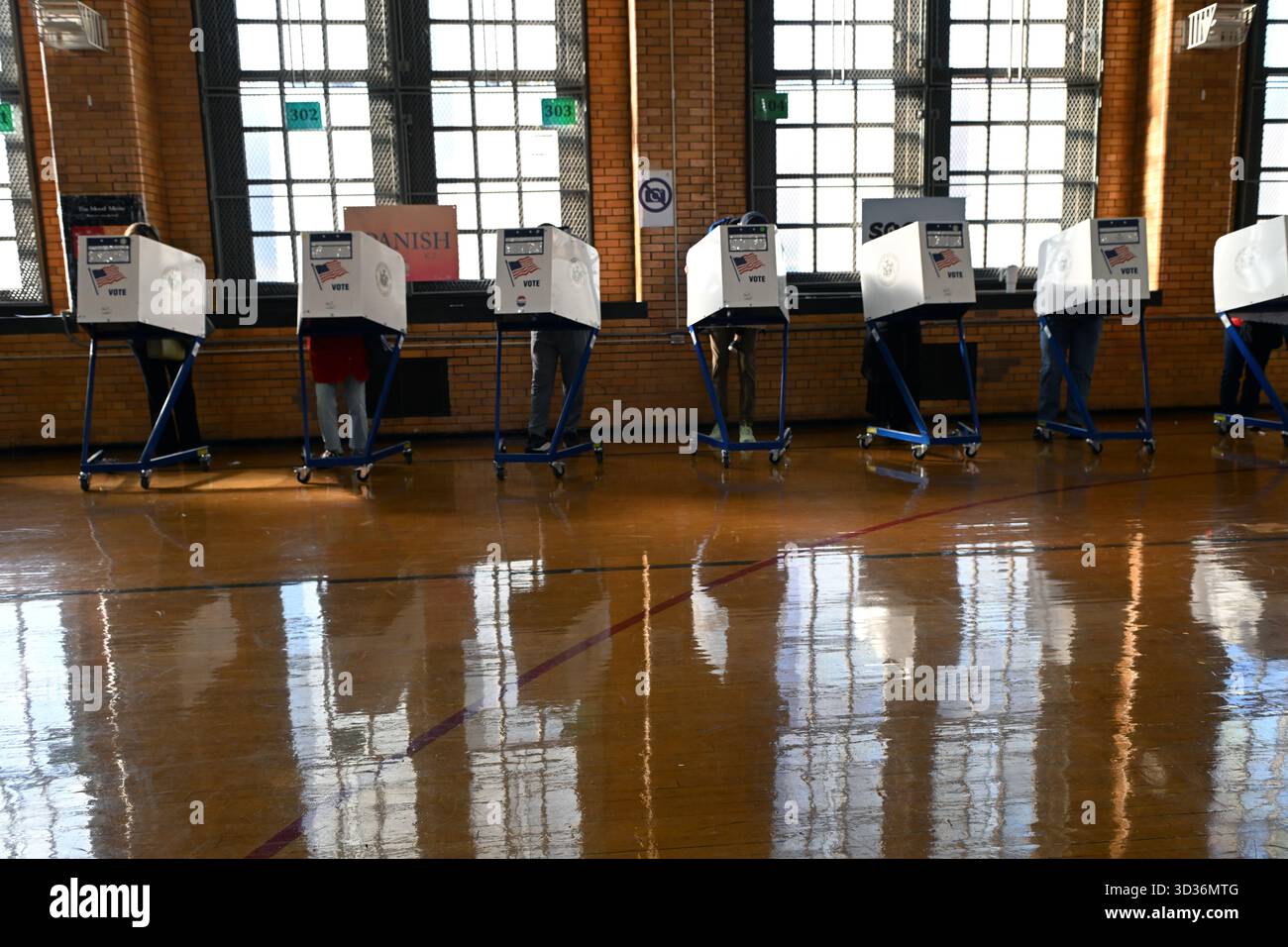 Photo by: Andrea Renault/STAR MAX/IPx 2025 11/4/25 New Yorkers come out ...