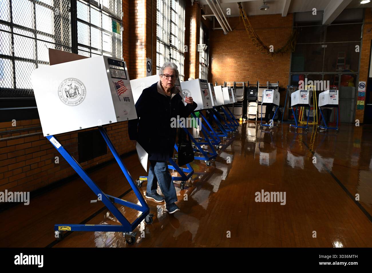 Photo by: Andrea Renault/STAR MAX/IPx 2025 11/4/25 New Yorkers come out ...