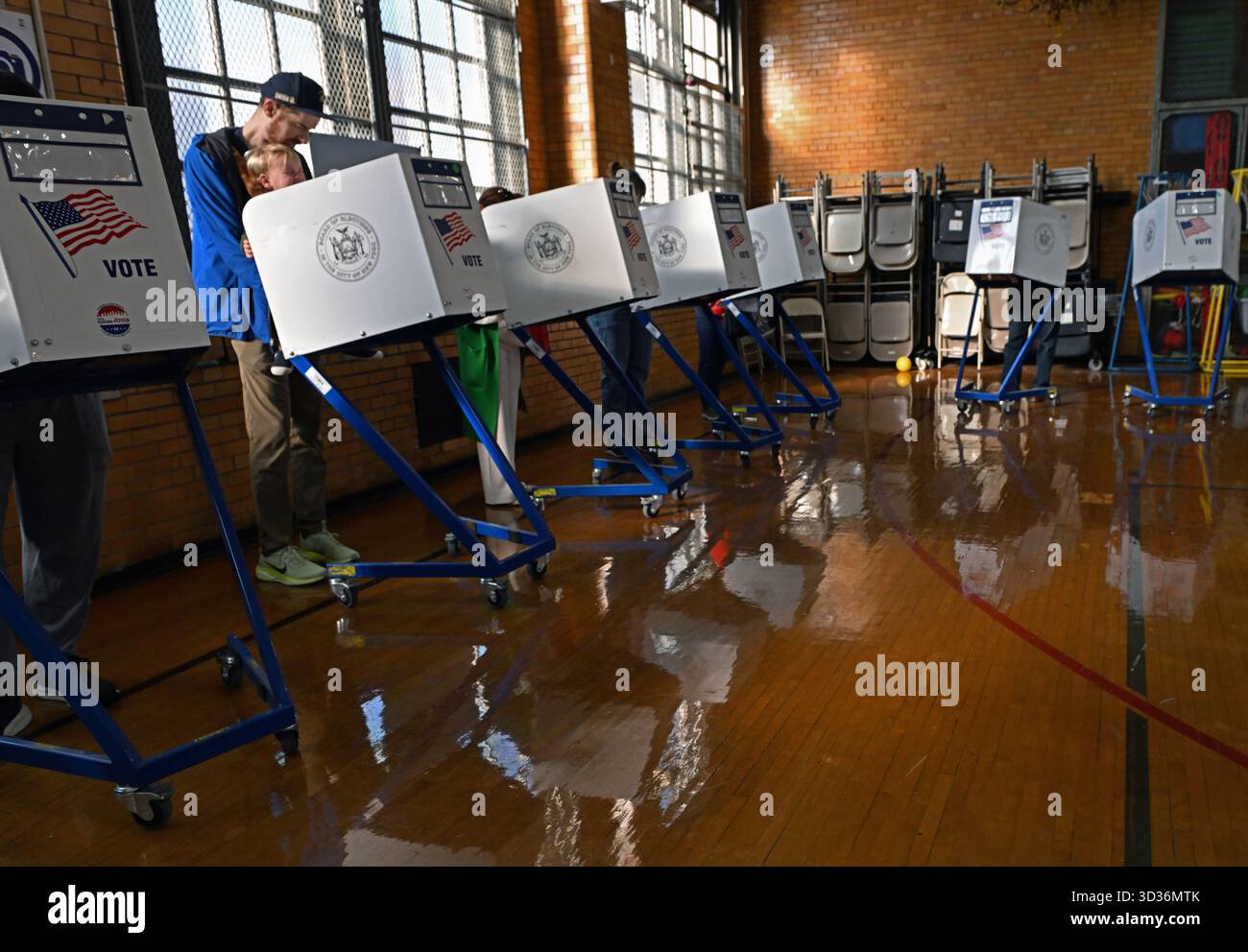 Photo by: Andrea Renault/STAR MAX/IPx 2025 11/4/25 New Yorkers come out ...