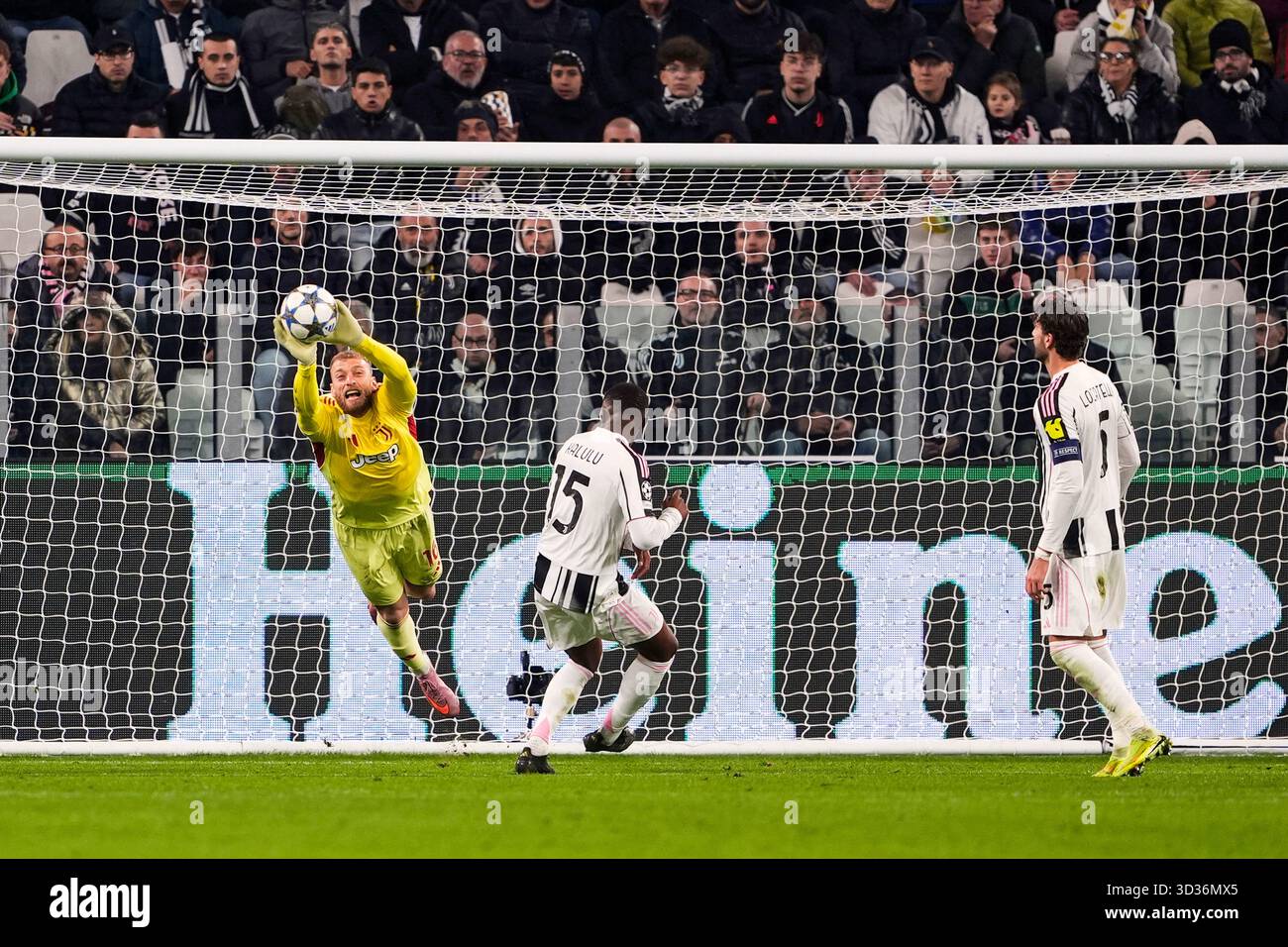 Juventus's goalkeeper Michele Di Gregorio in action during the ...