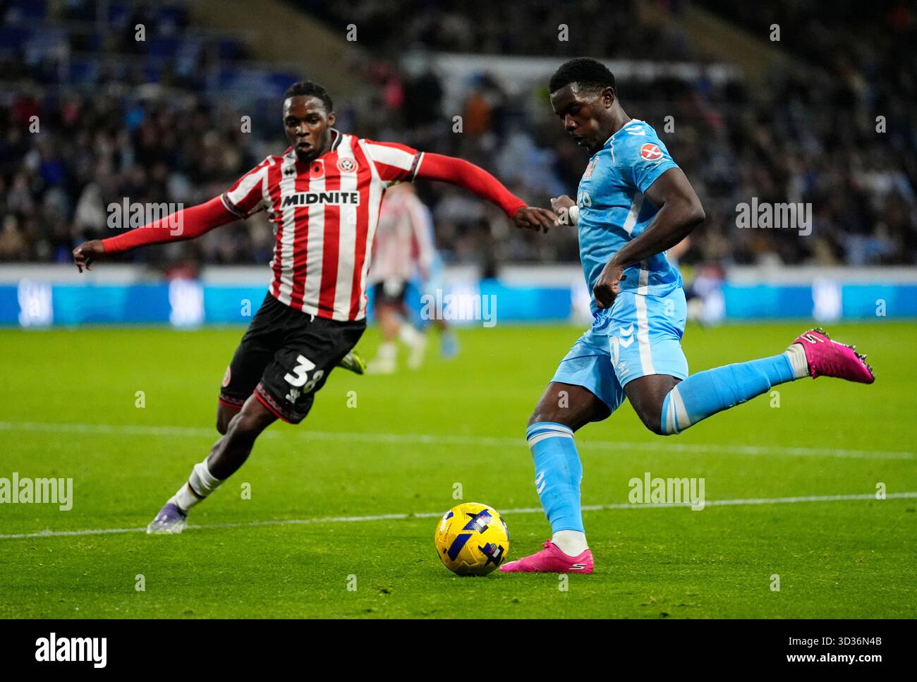 Sheffield United's Femi Seriki (left) and Coventry City's Ephron Mason ...