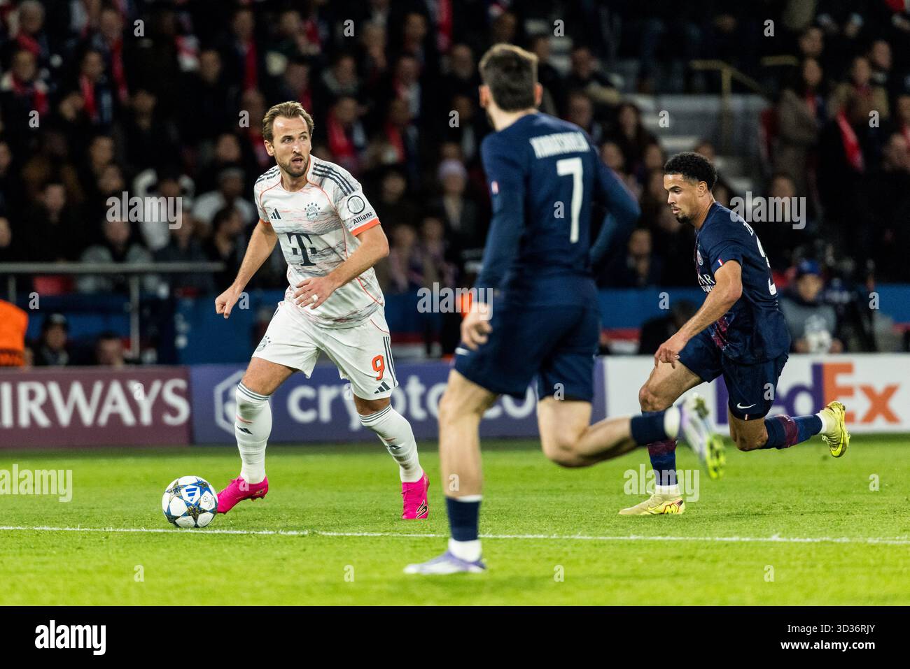 Duel Harry Kane (FC FC Bayern Munich, 9), Marquinhos (FC Paris Saint-Germain, 5) PARIS, FRANCE ...