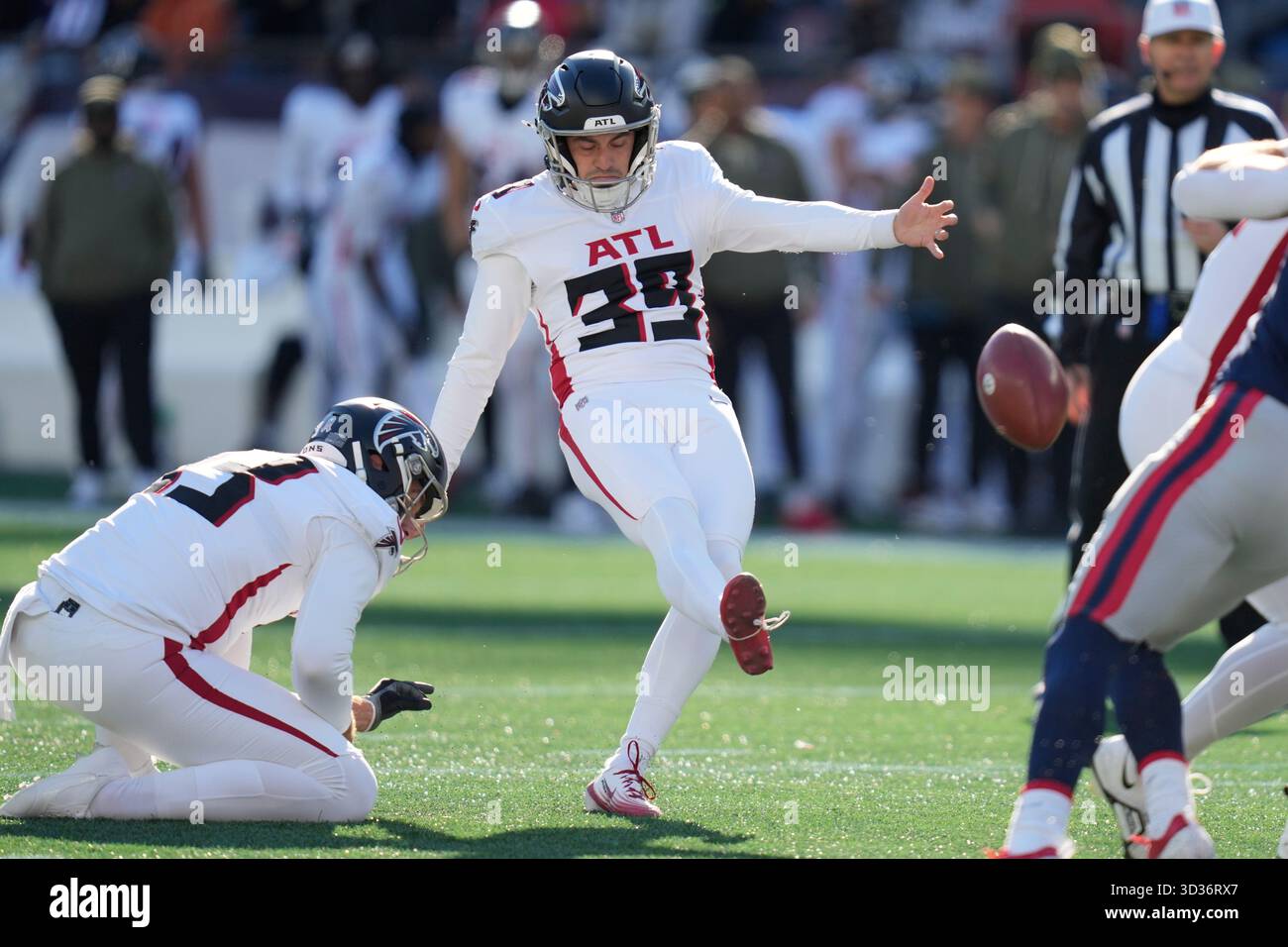 Atlanta Falcons place kicker Parker Romo (39) , Sunday, Nov. 2, 2025 ...