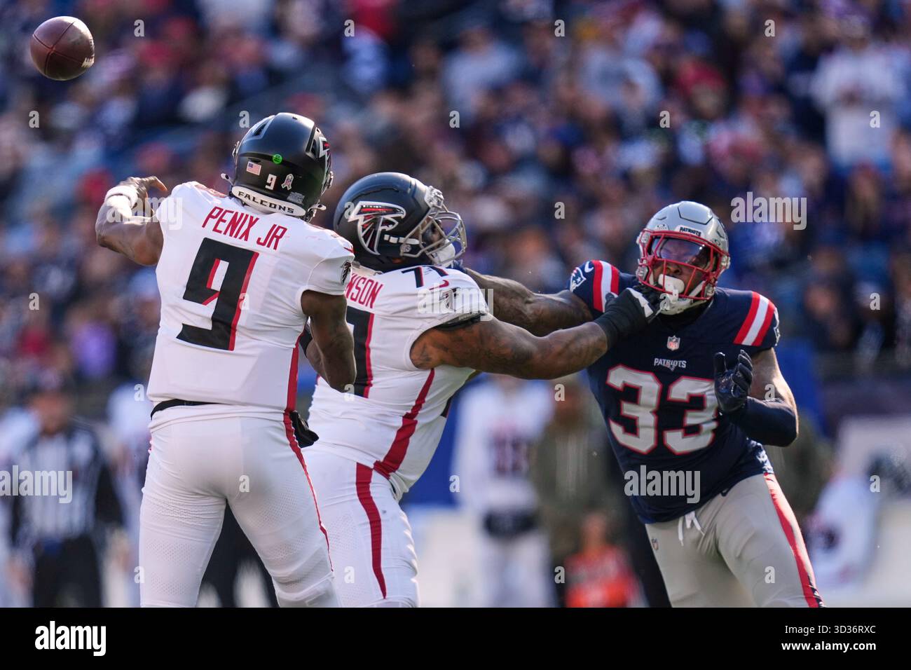 New England Patriots linebacker Anfernee Jennings (33) rushes towards ...