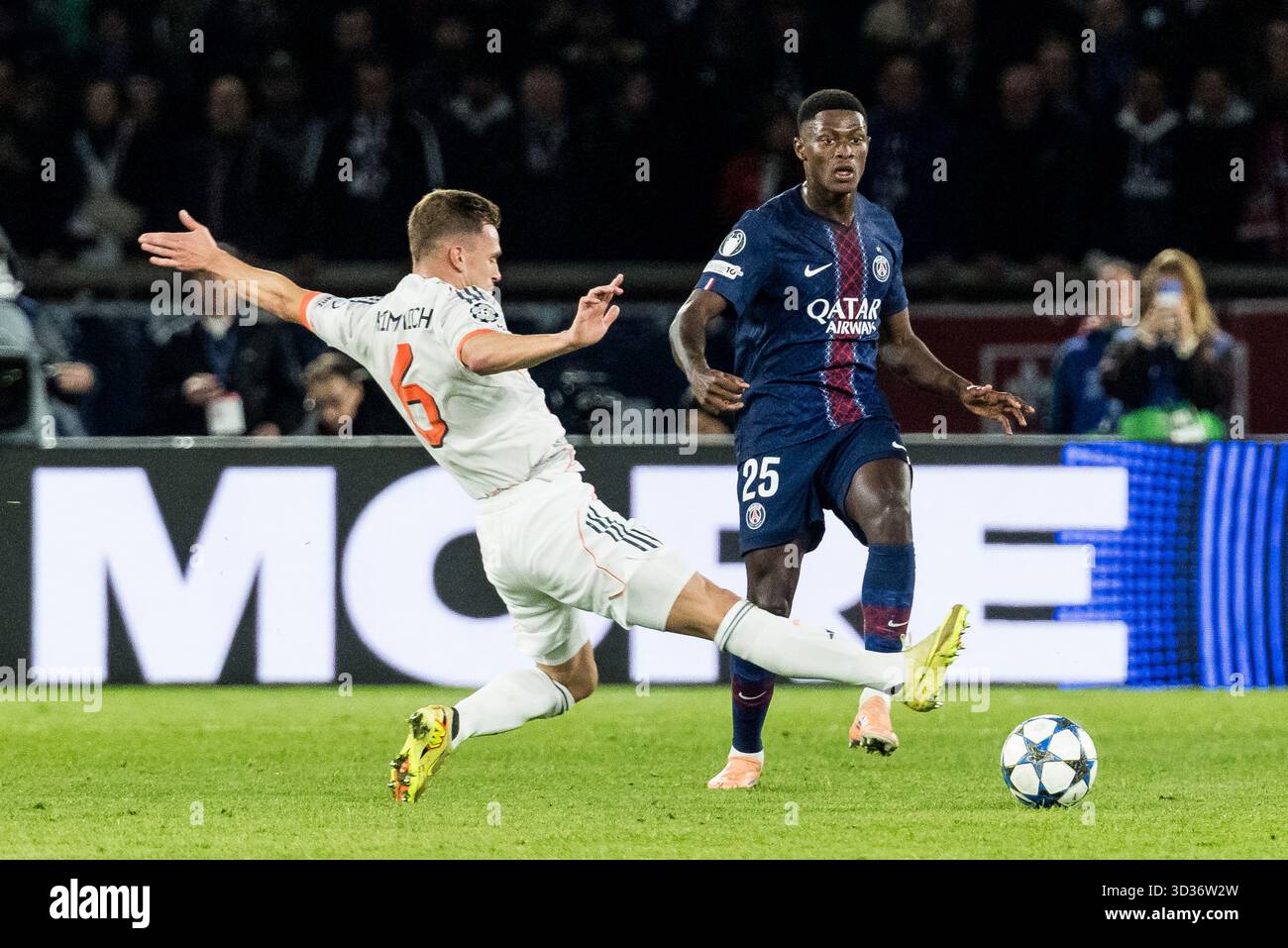 Zweikampf Joshua Kimmich (FC FC Bayern Munich, 6), Nuno Mendes (FC Paris Saint-Germain, 25 ...