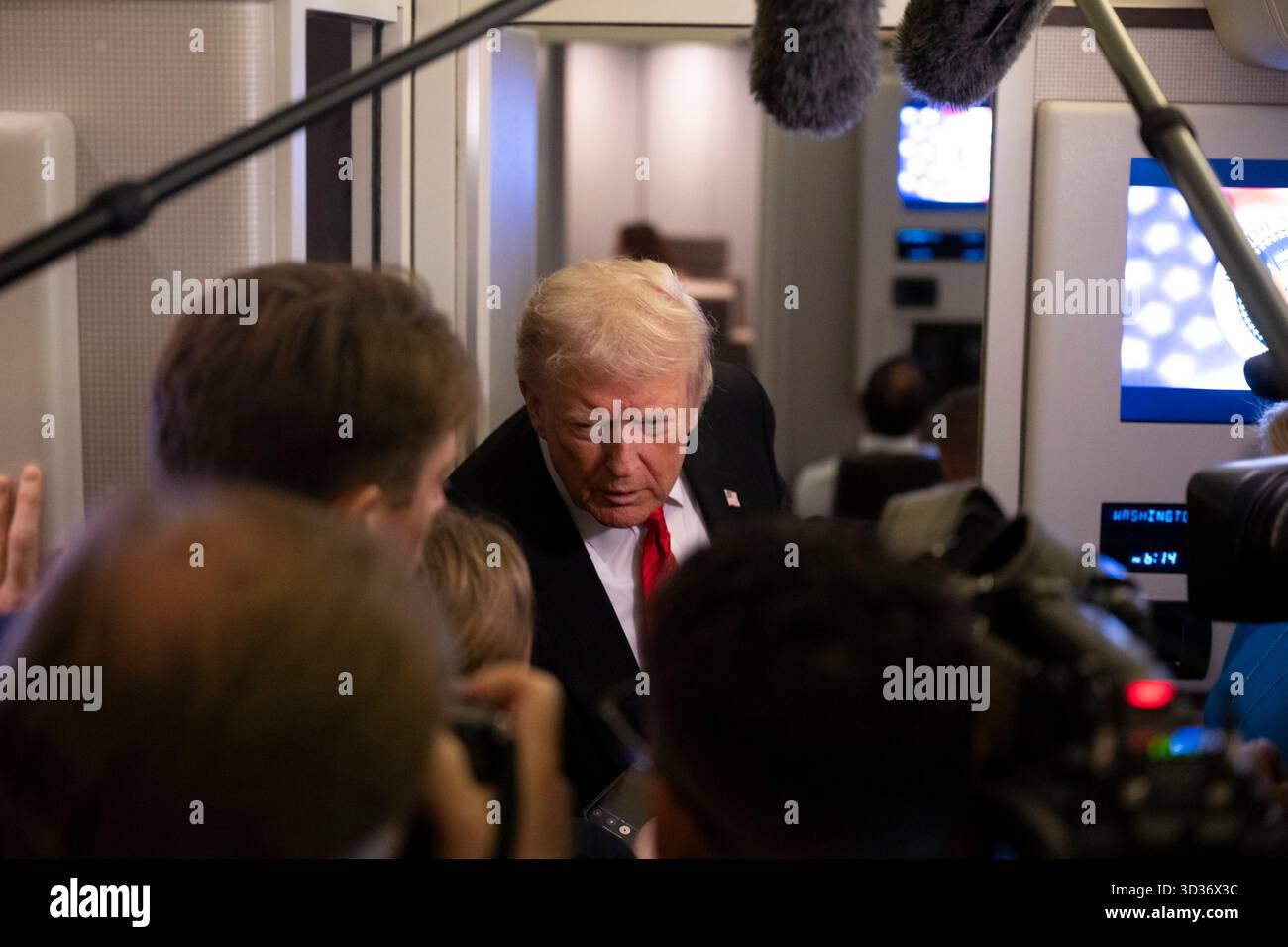Donald trump air force one november 2 hi-res stock photography and ...