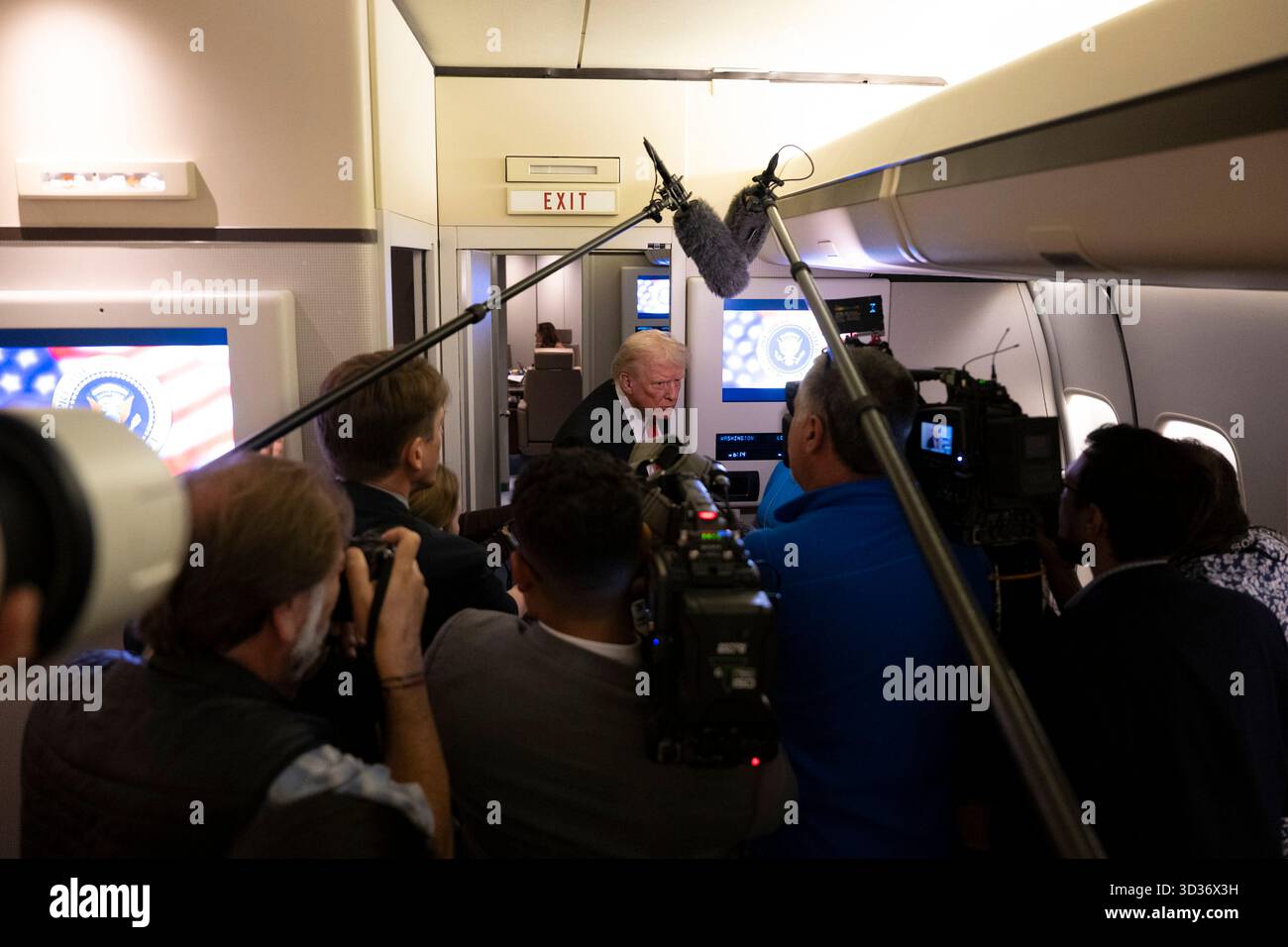 Donald trump air force one november 2 hi-res stock photography and ...