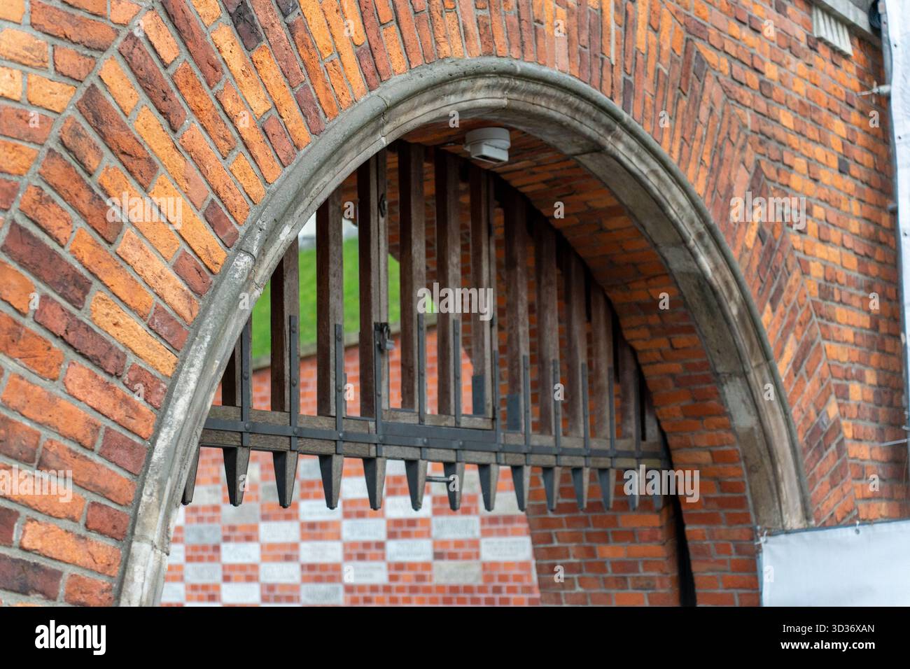 Medieval fortress gate mechanism hi-res stock photography and images ...