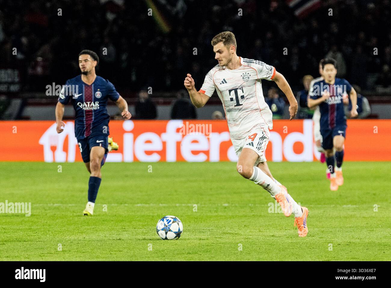 Josip Stanisic (FC FC Bayern Munich, 44) am Ball PARIS, FRANKREICH 4 ...