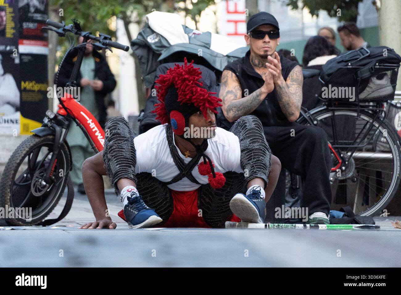 November 4, 2025, Frankfurt, Hesse, Germany: A man performs a street ...