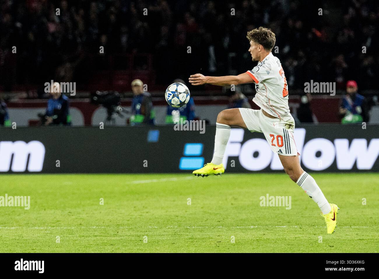 Tom Bischof (FC FC Bayern Munich, 20) on the ball PARIS, FRANCE ...