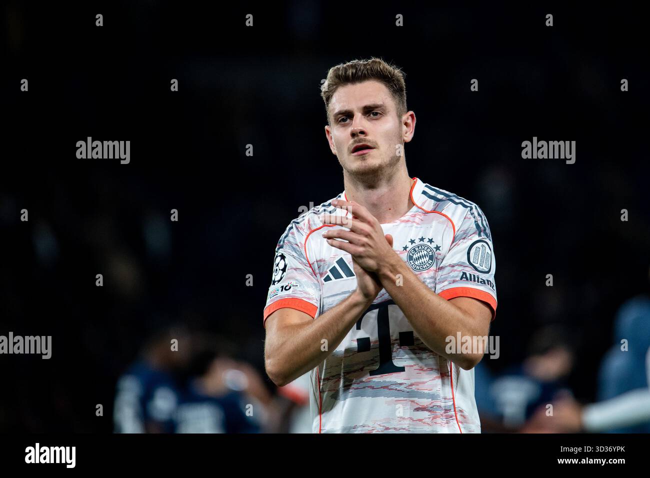 Josip Stanisic (FC Bayern Muenchen, #44) jubelt ueber den Sieg und ...