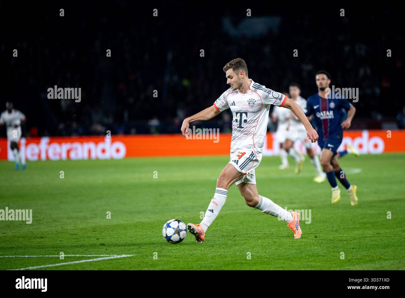 Josip Stanisic (FC Bayern Muenchen, #44) am Ball, GER, Paris Saint ...