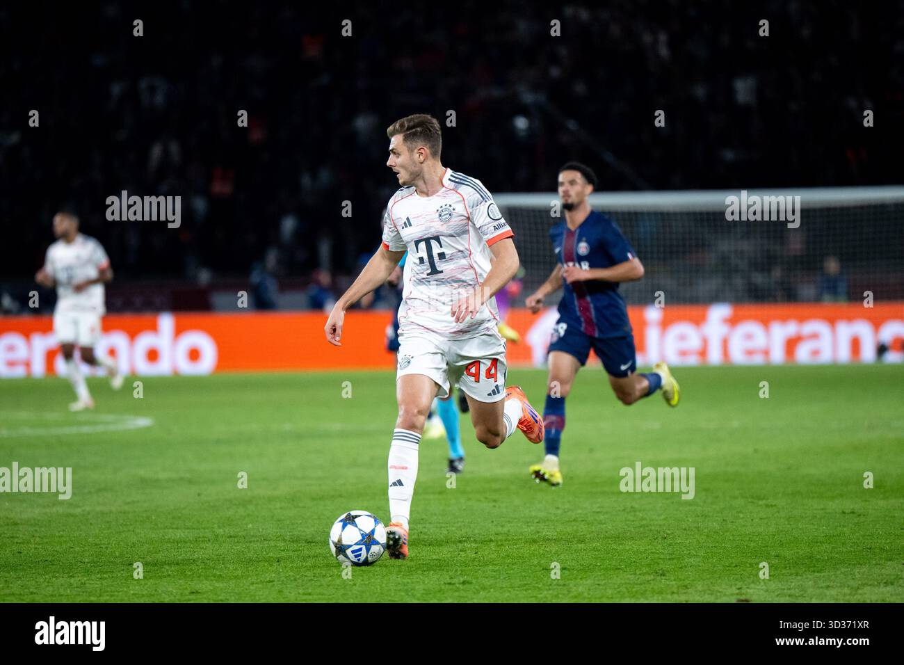 Josip Stanisic (FC Bayern Muenchen, #44) am Ball, GER, Paris Saint ...