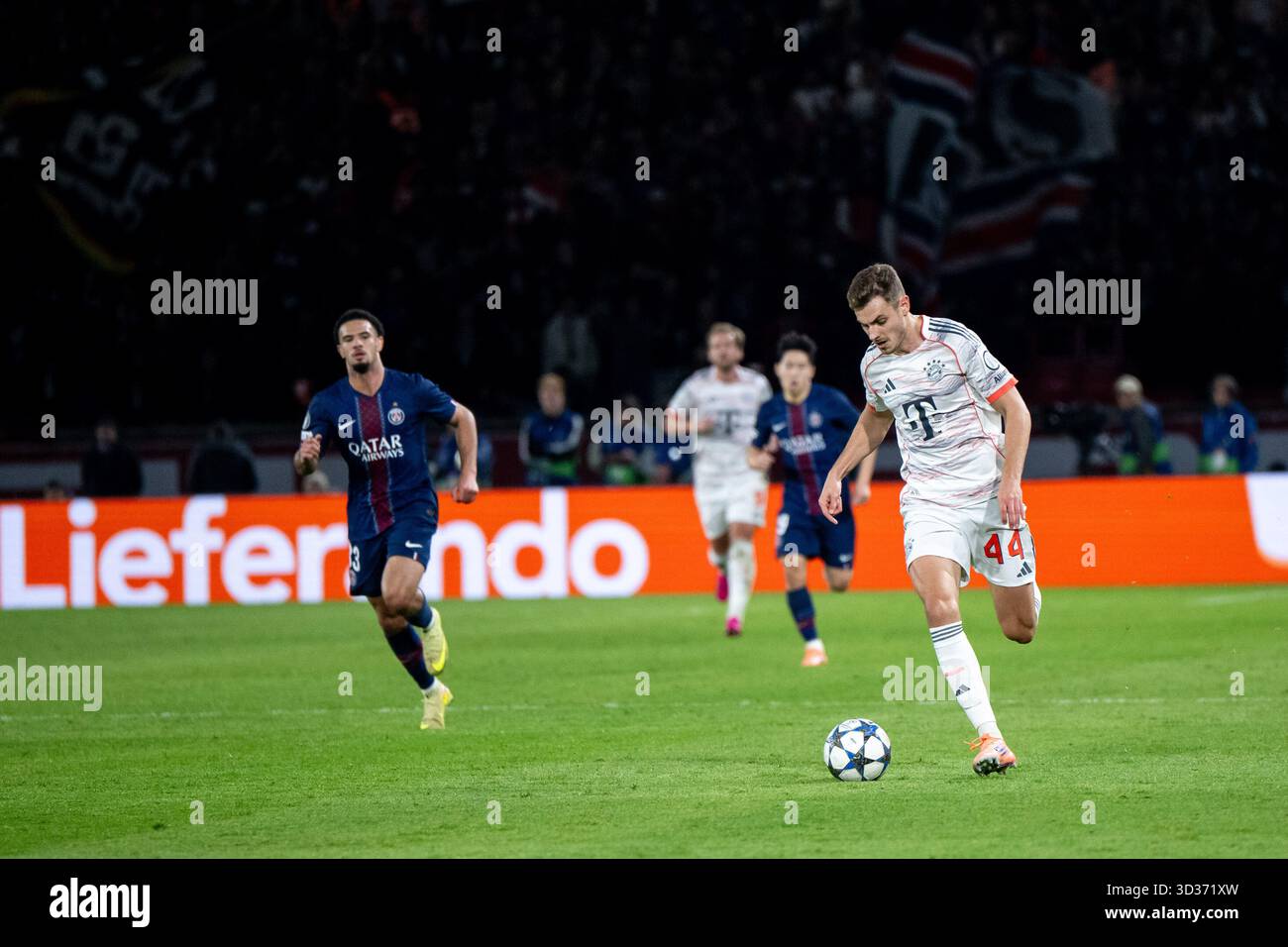 Josip Stanisic (FC Bayern Muenchen, #44) am Ball, GER, Paris Saint ...