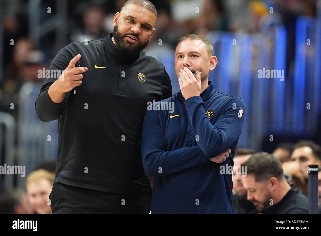 Denver Nuggets assistant coach Jared Dudley confers with head coach ...