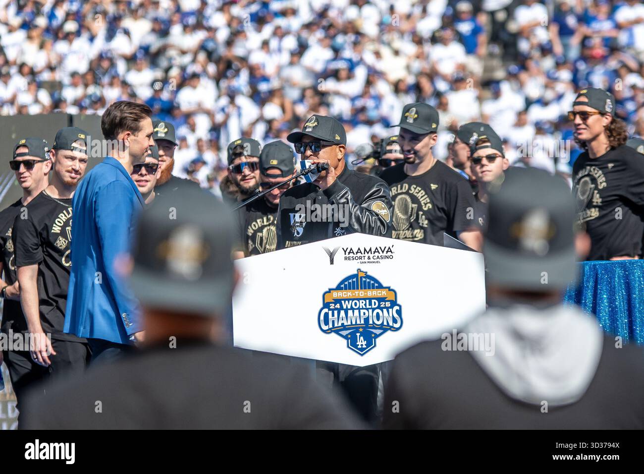 Los Angeles Dodgers manager Dave Roberts and the Los Angeles Dodgers at ...