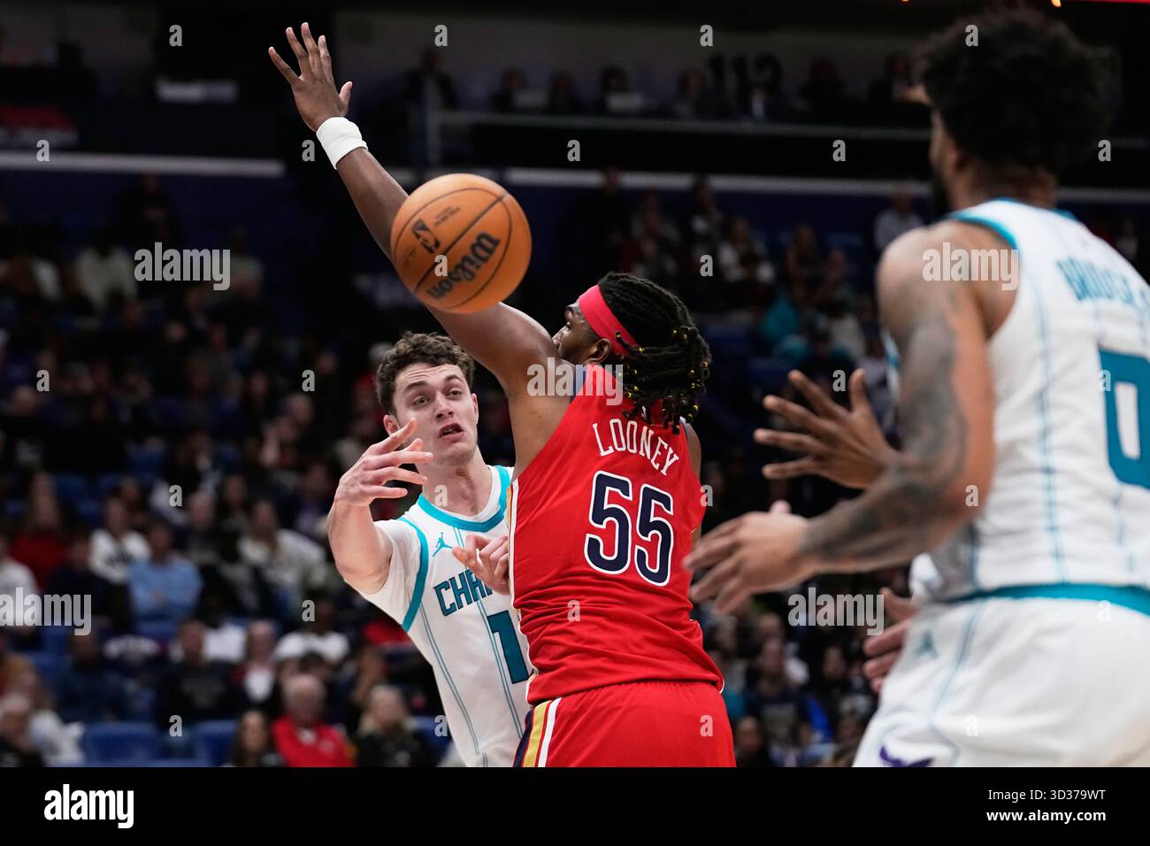 Charlotte Hornets center Ryan Kalkbrenner (11) passes around New ...