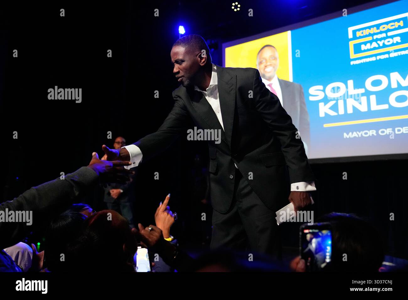 Detroit mayoral candidate Solomon Kinloch shakes hands with attendees ...