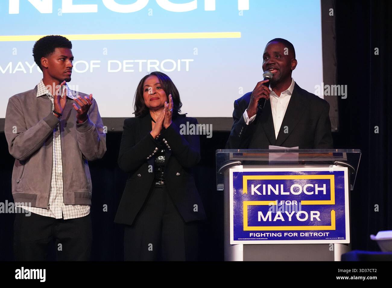 Detroit mayoral candidate Solomon Kinloch, right, speaks during an ...