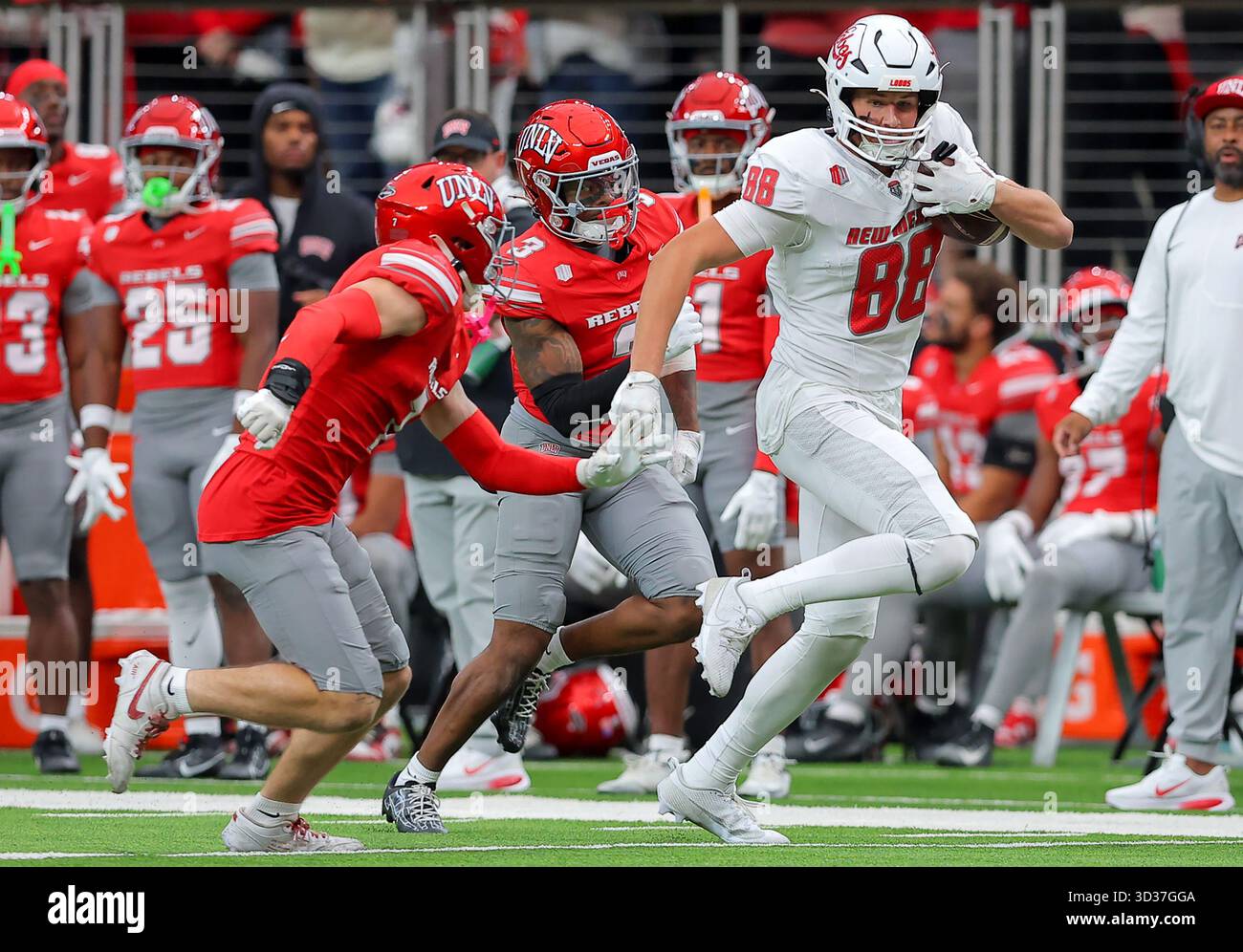 LAS VEGAS, NV - NOVEMBER 01: New Mexico Lobos tight end Cade Keith (88 ...