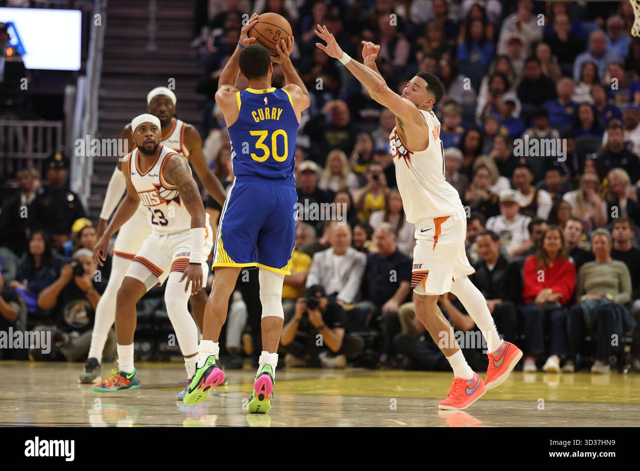 Golden State Warriors guard Stephen Curry (30) shoots against Phoenix ...