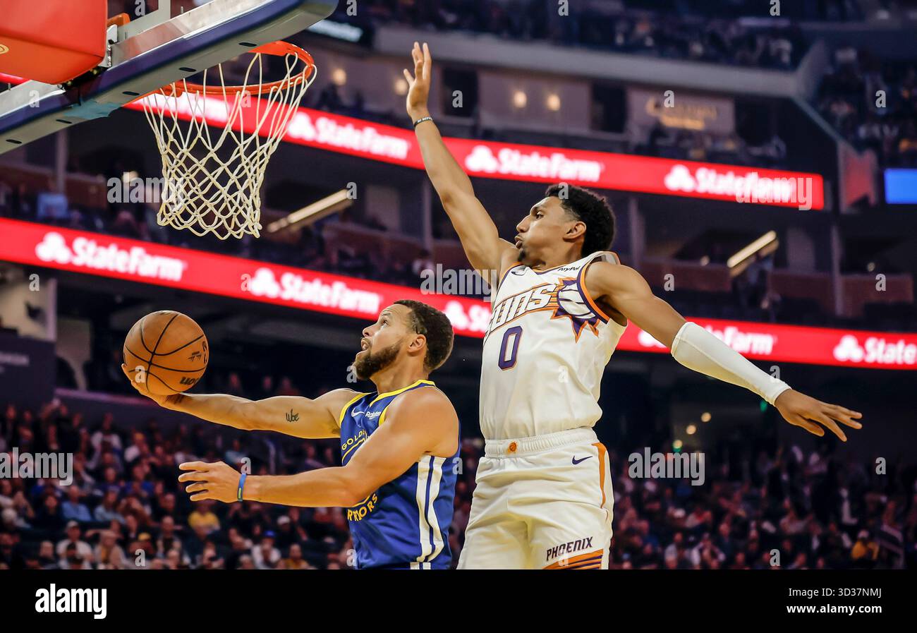 Golden State Warriors' Stephen Curry (30) goes up for a layup in the ...