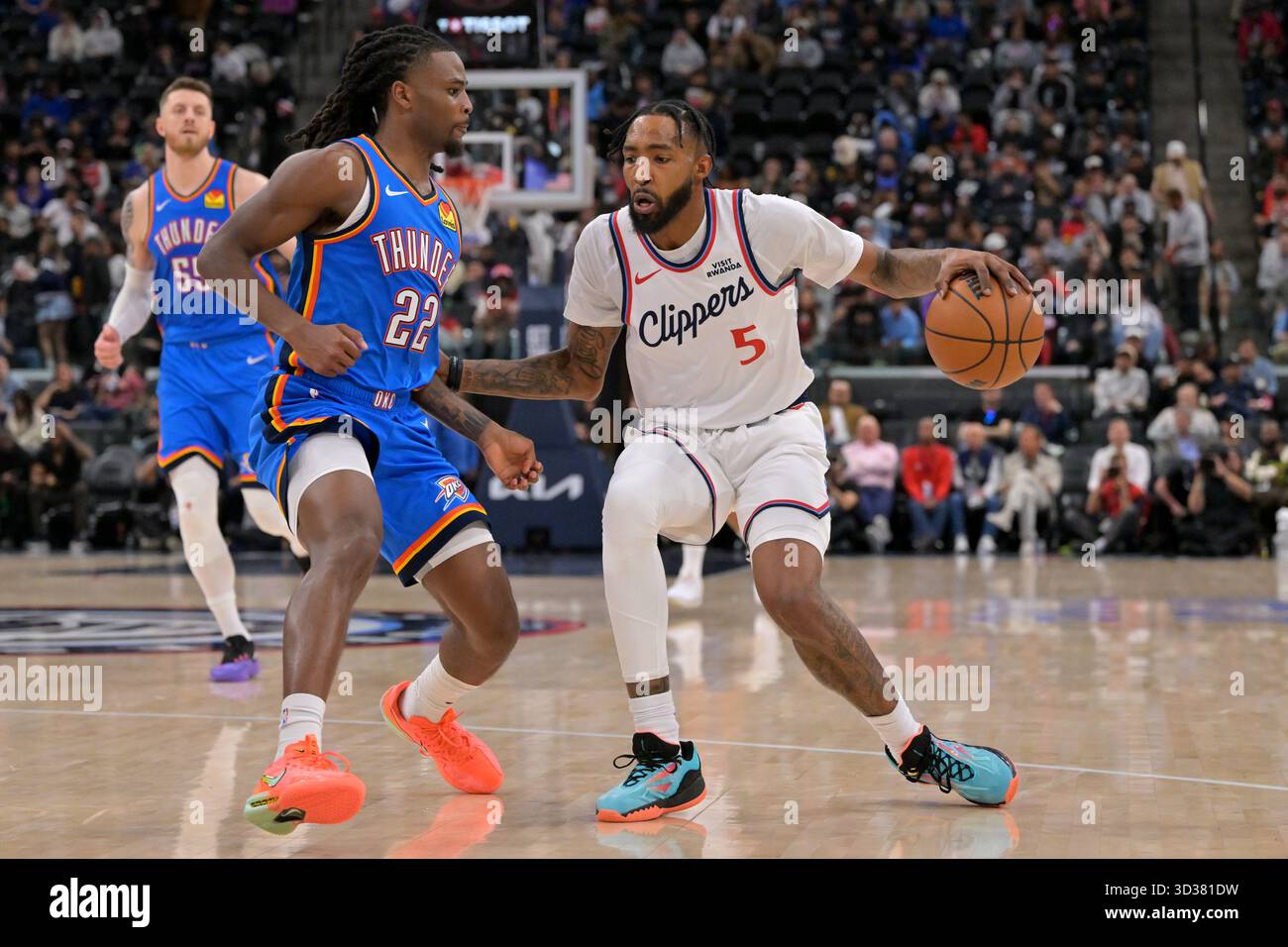 Oklahoma City Thunder guard Cason Wallace (22) defends Los Angeles Clippers forward Derrick ...