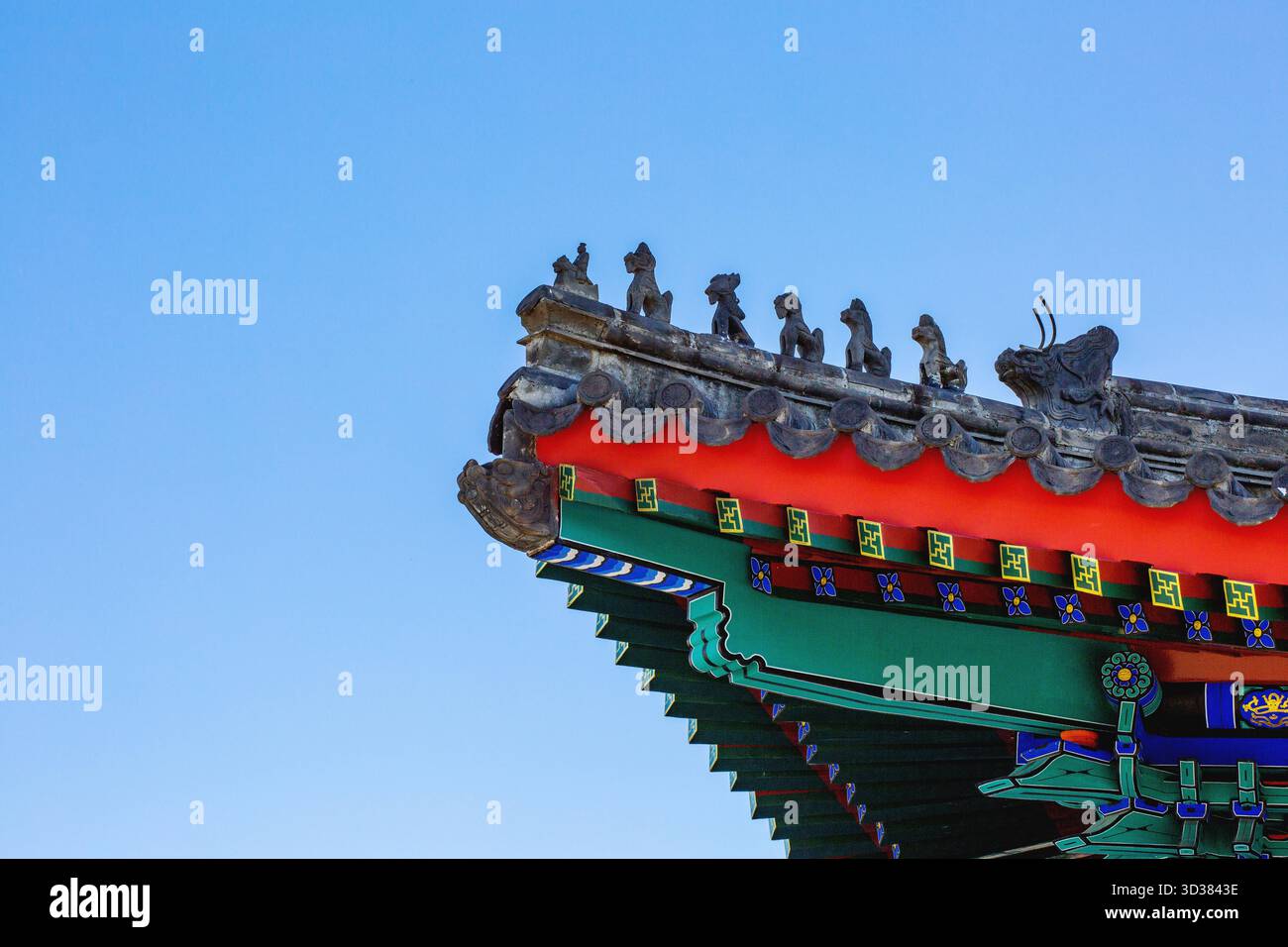Autumn scenery along the Tongzhou section of the Grand Canal in Beijing ...