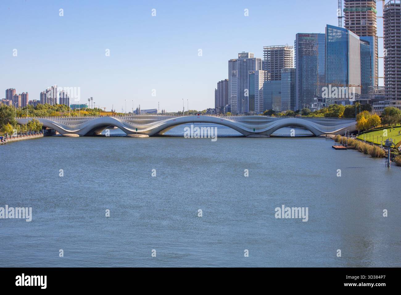 Autumn scenery along the Tongzhou section of the Grand Canal in Beijing ...