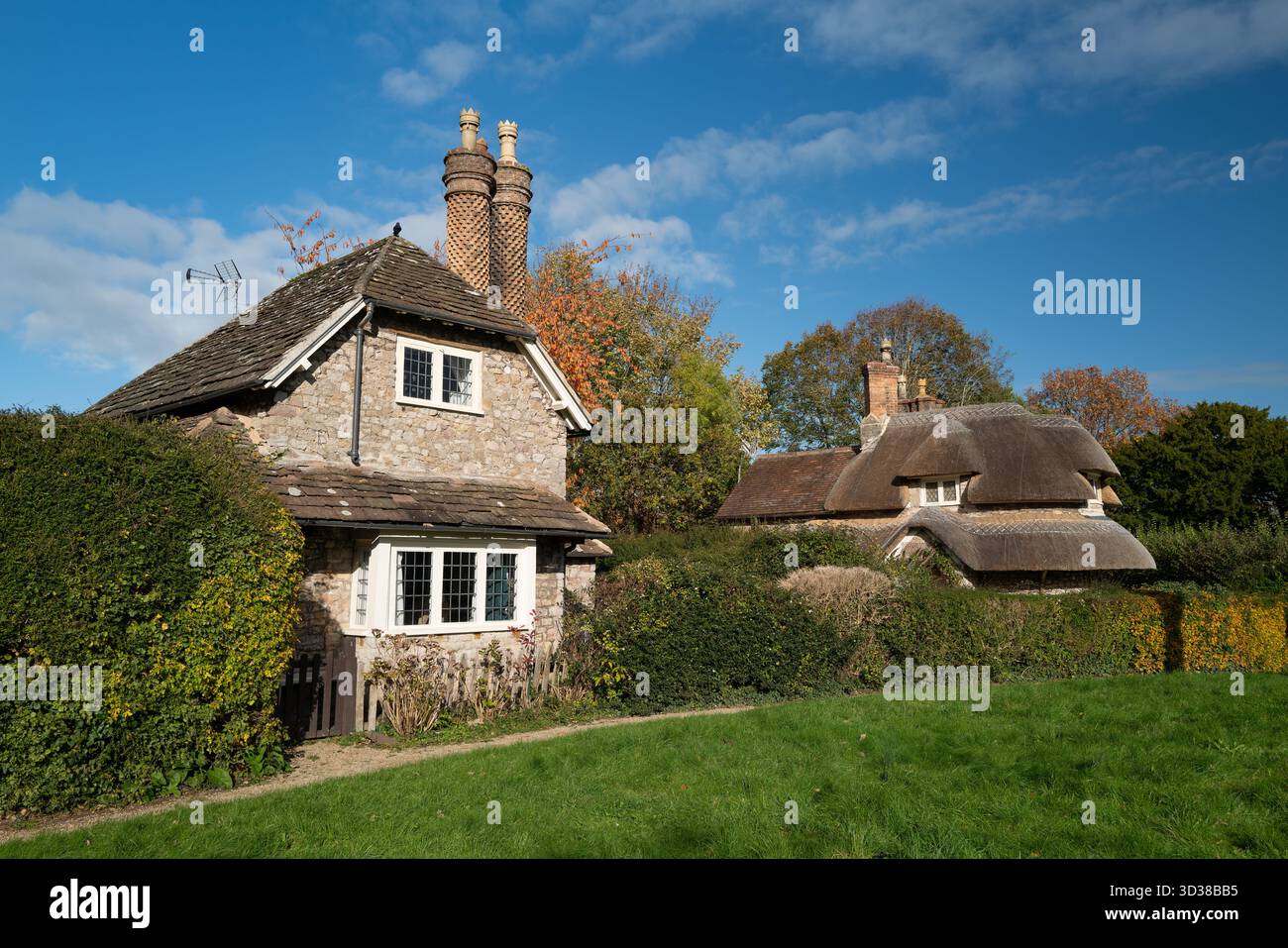 Rustic thatched roof cottages hi-res stock photography and images - Alamy