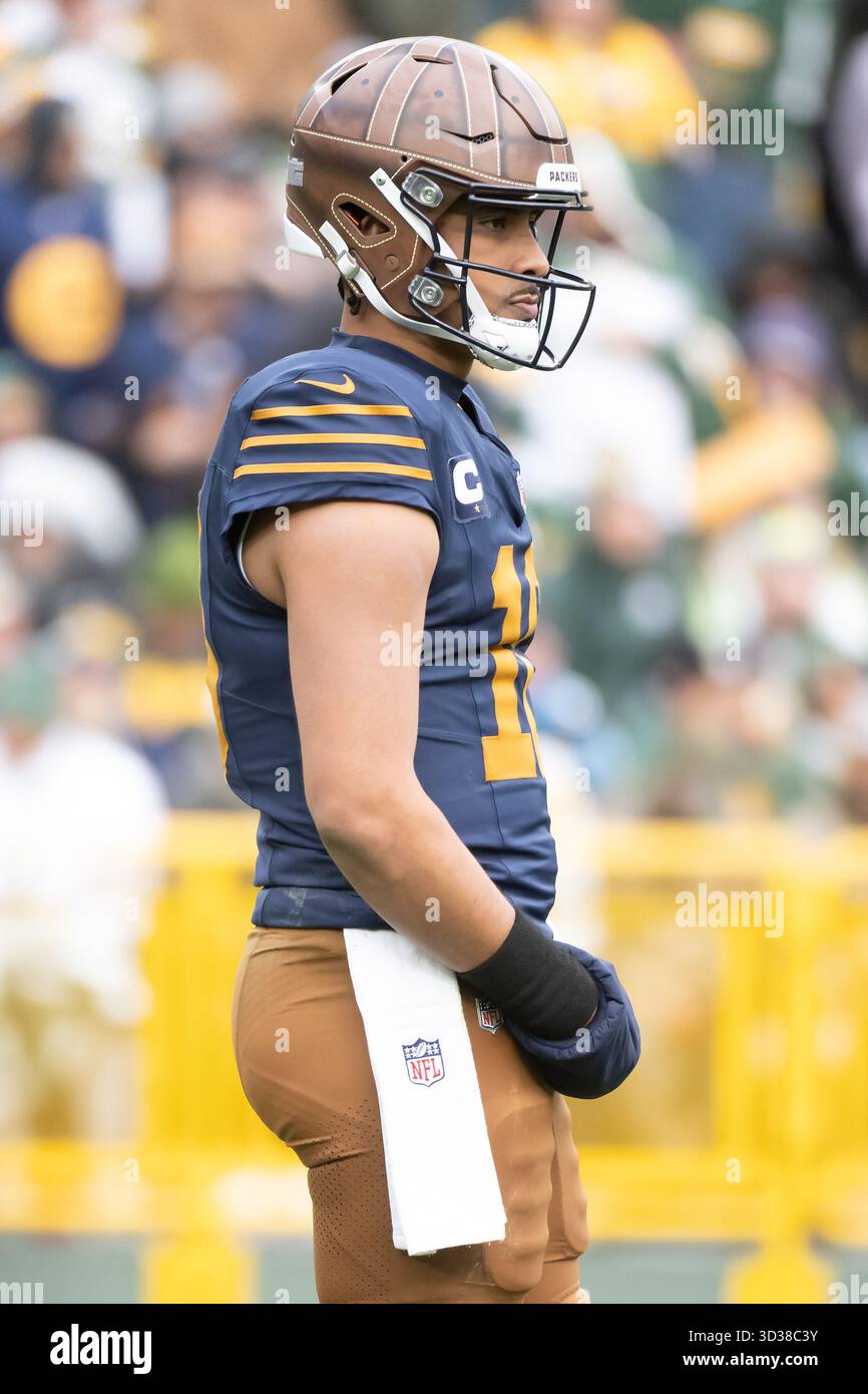 November 2, 2025: Green Bay Packers quarterback Jordan Love (10) warms ...