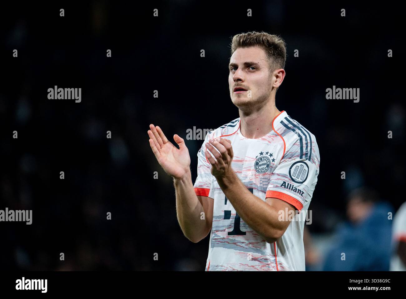 Josip Stanisic (FC Bayern Muenchen, #44) jubeln ueber den Sieg und ...