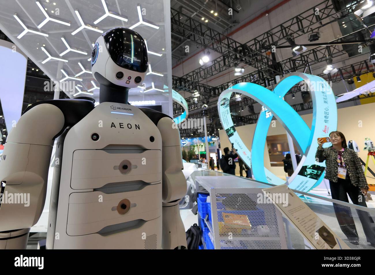 SHANGHAI, CHINA - NOVEMBER 5, 2025 - The audience filmed industrial ...