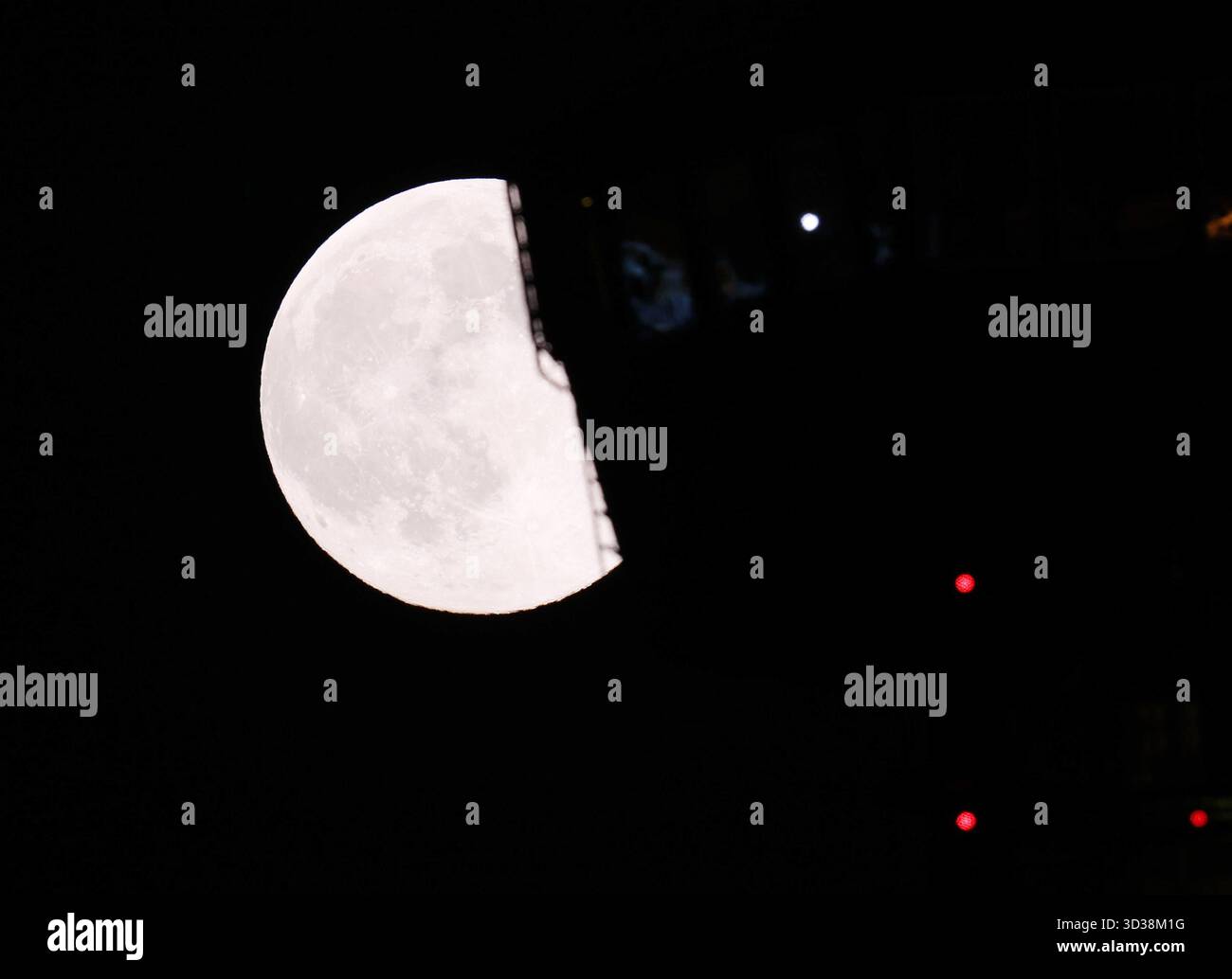 The photo shows the largest full moon of the year, a "supermoon ...