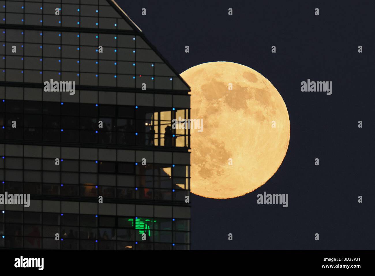 The photo shows the largest full moon of the year, a "supermoon ...