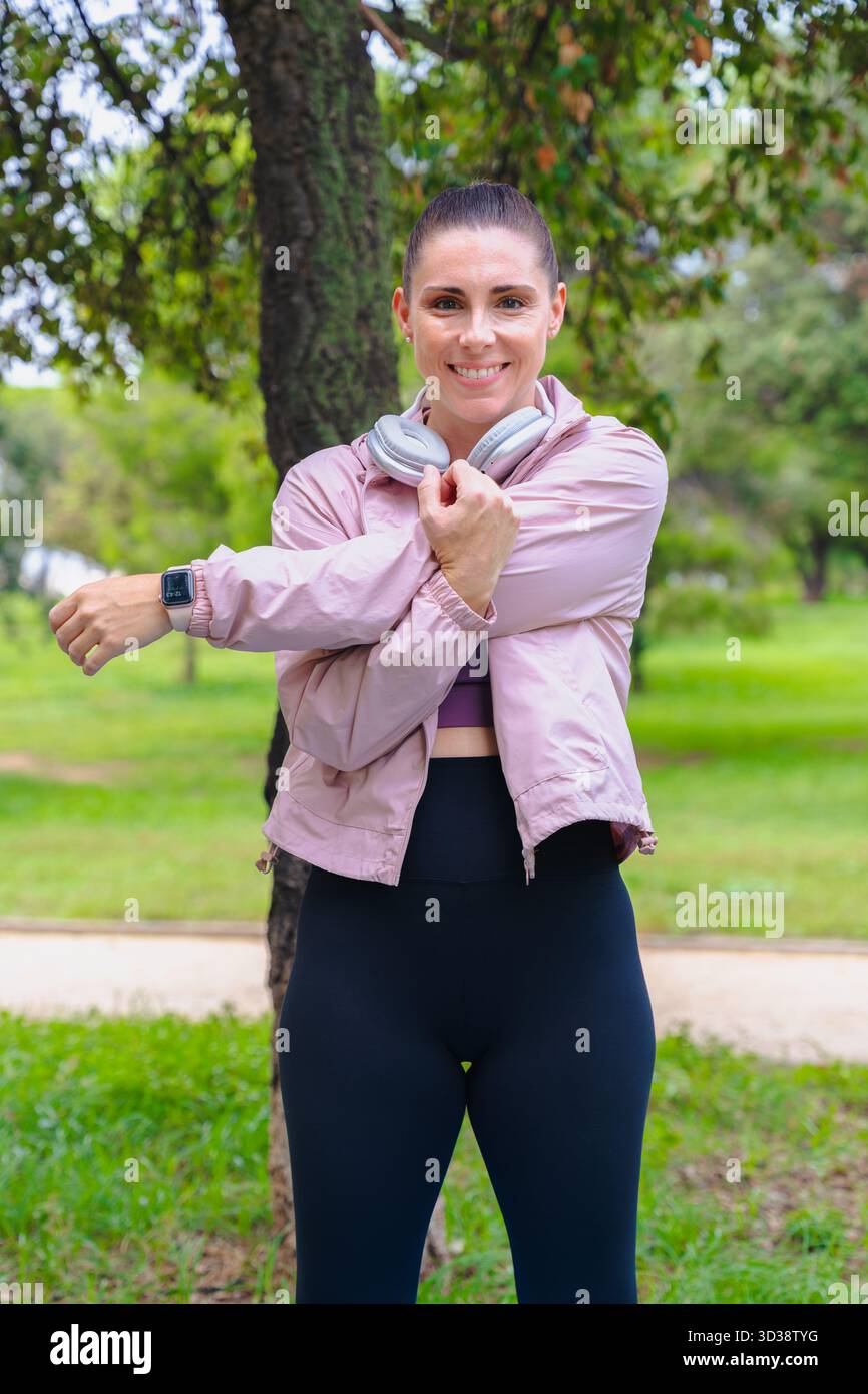 Arms across chest exercise hi-res stock photography and images - Alamy