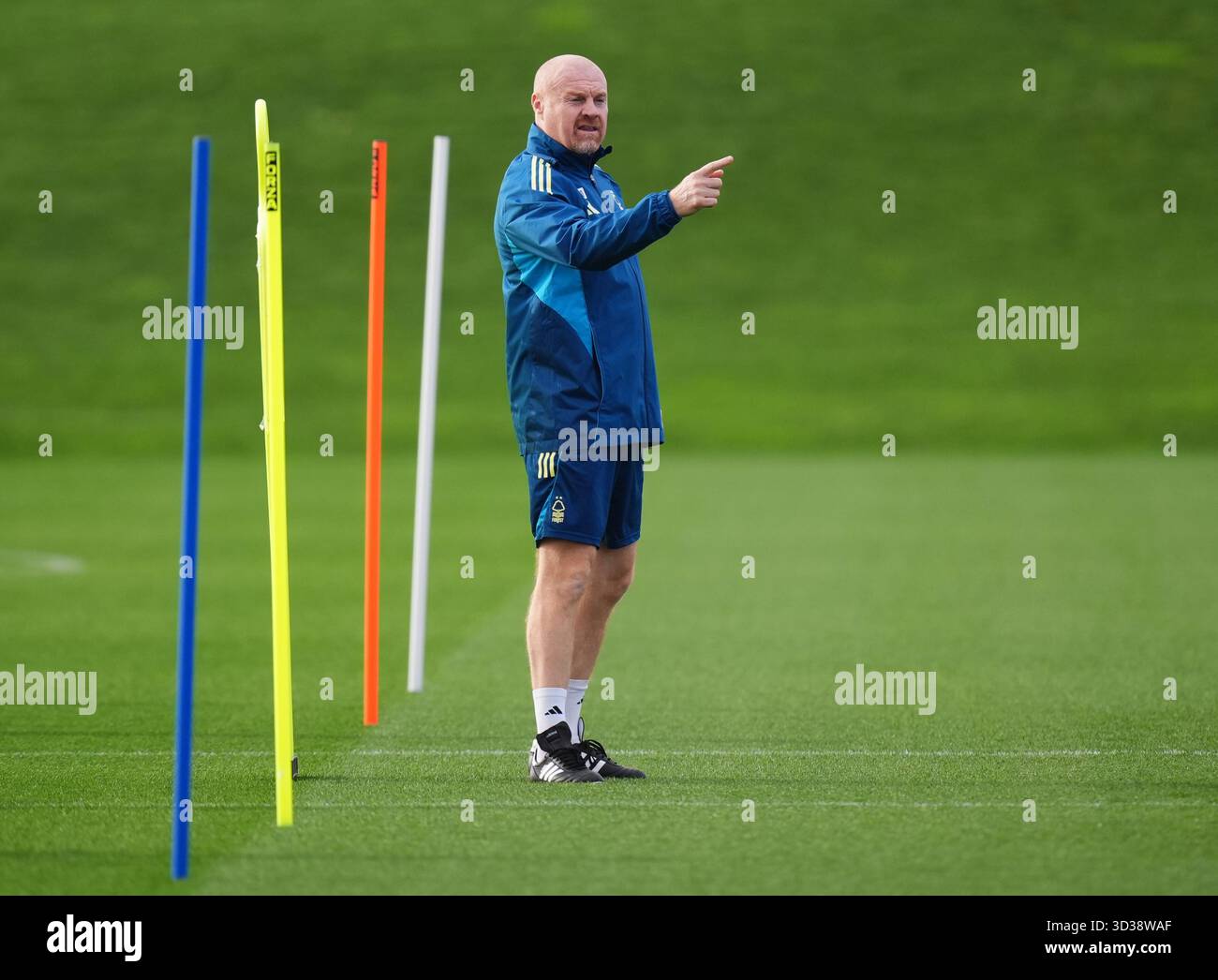 Nottingham Forest manager Sean Dyche with the players during a training ...