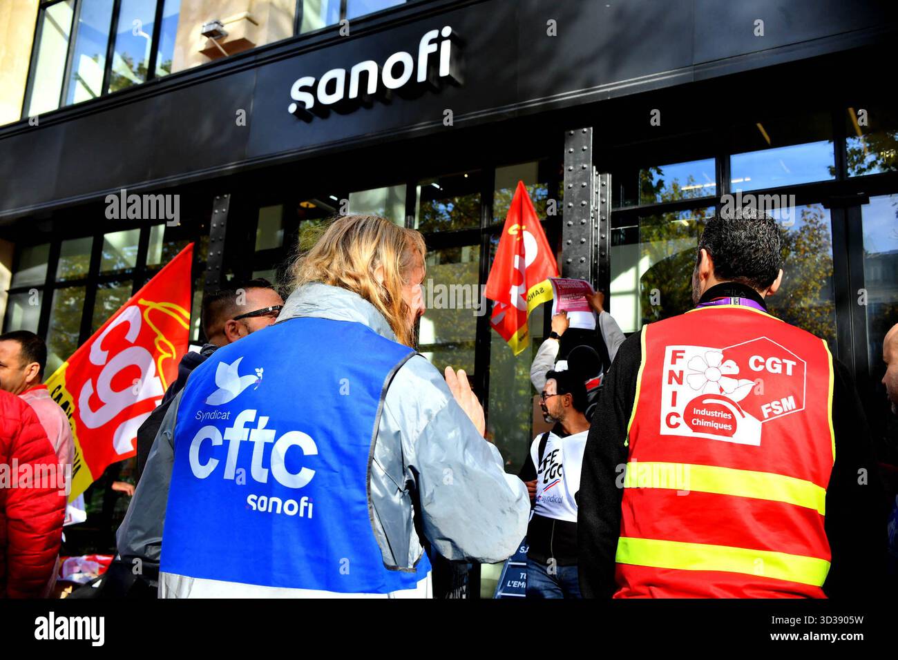 The inter-union union calls for a rally in front of La Maison Sanofi to ...